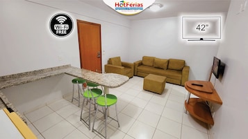 Apartamento família, sacada, vista para a cidade | Área de estar