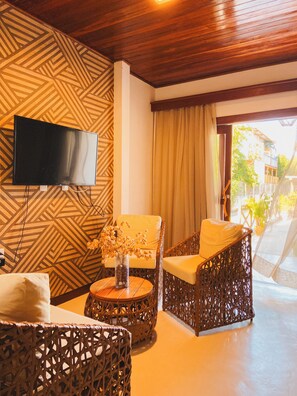 Apartamento família | Sala de estar | TV de tela plana 43 polegadas com canais digitais, TV