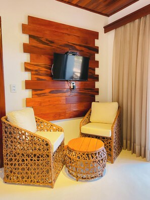 Suite Por-do-sol | Sala de estar | TV de tela plana 43 polegadas com canais digitais, TV