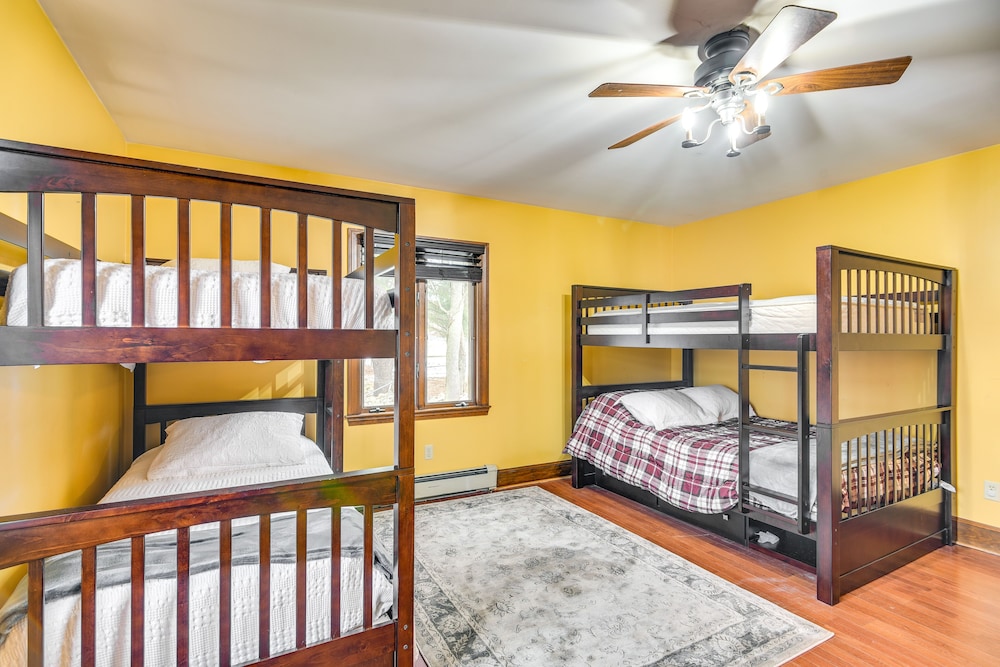 Bellingham Retreat W/ Fire Pit + Lake Access! - Bellingham, MA