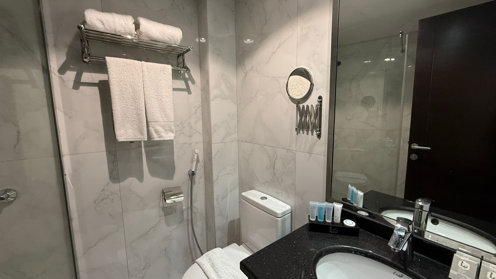 Quarto Duplo Deluxe | Casa de banho | Um polibã e uma banheira separados, um chuveiro fixo 
