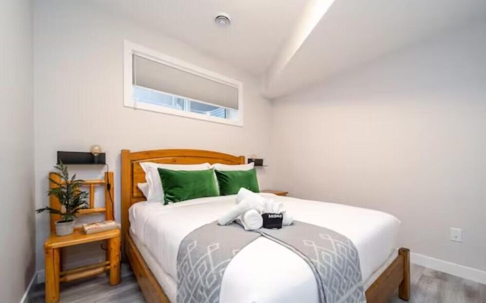 New - Mountain Chic Escape - Whyte Ave - Netflix - Clean! - Alberta