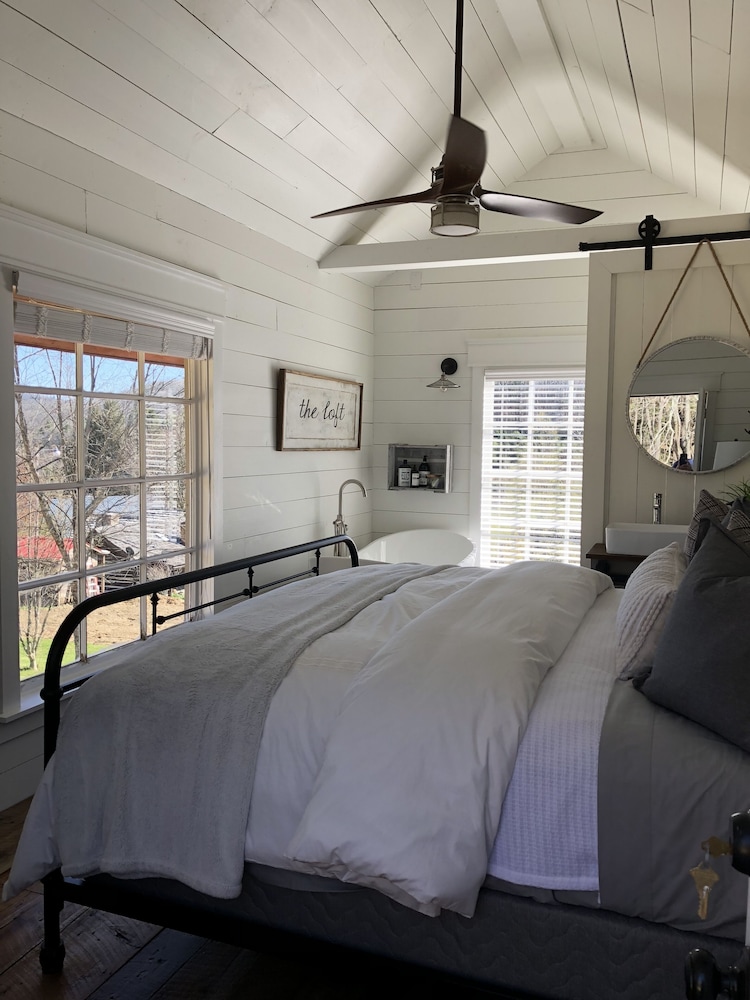 LINVILLE MOUNTAIN BARN LOFT on WEDDING VENUE, Hot Tub, FARM,close to ...