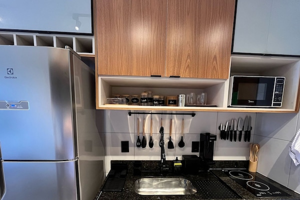 Apartamento | Cozinha privada | Geladeira grande, micro-ondas, fogão, cooktop