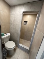 Quarto Individual Comfort, Vista para a cidade | Casa de banho | Toalhas fornecidas
