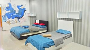 Quarto triplo luxo | Escrivaninha, espaço de trabalho para notebook