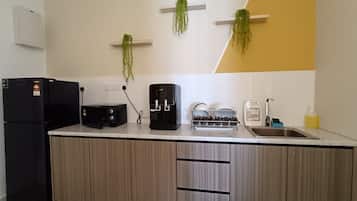 Apartamento, 2 quartos | Espaço de cozinha partilhado | Uma chaleira elétrica
