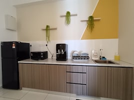Apartamento Design, 2 quartos, Vista para a cidade | Espaço de cozinha partilhado | Uma chaleira elétrica 