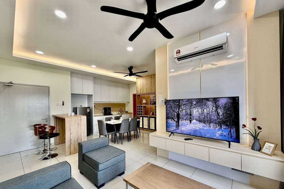Apartamento Familiar, 4 quartos, não fumadores, Vista para a cidade | Sala de estar | Televisor LCD de 42 polegadas com canais digitais, Netflix 