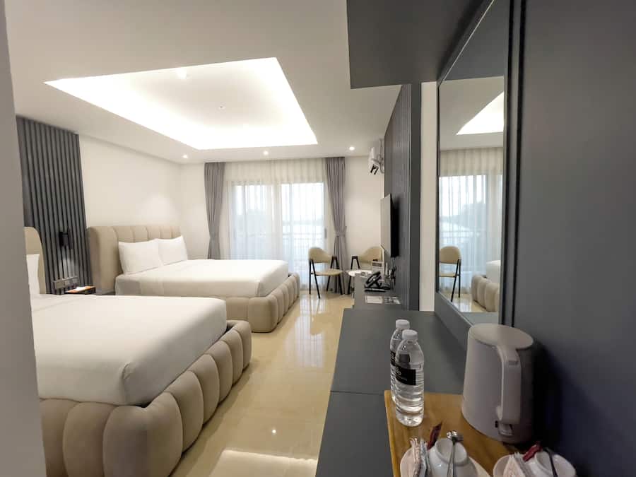 Quarto duplo luxo | Roupas de cama premium, edredons de pluma, escrivaninha