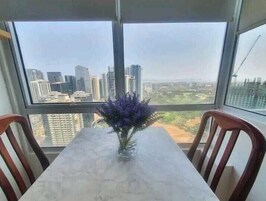Apartamento premier, vista para a cidade | 2 quartos, espaço de trabalho para notebook