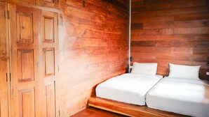 Um quarto estilo cabana, com cama e guarda-roupa de madeira.