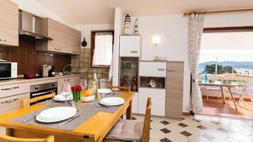 Um frigorífico, um micro-ondas, um forno, uma placa de cozinha