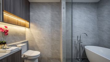Suite-Estúdio Deluxe | Casa de banho | Artigos de higiene pessoal grátis, um secador de cabelo, roupões