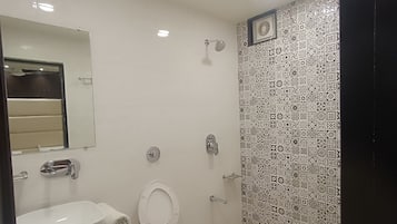 Deluxe A/C Room | Casa de banho | Artigos de higiene pessoal grátis