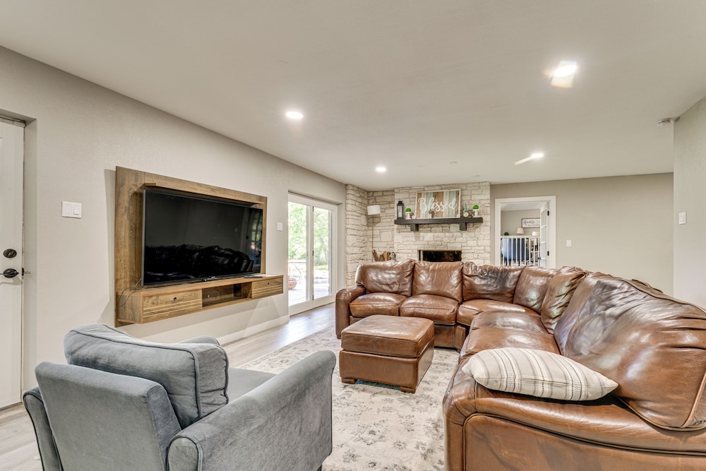 Seguin Riverfront Retreat: Fishing Dock + Kayaks! - Seguin