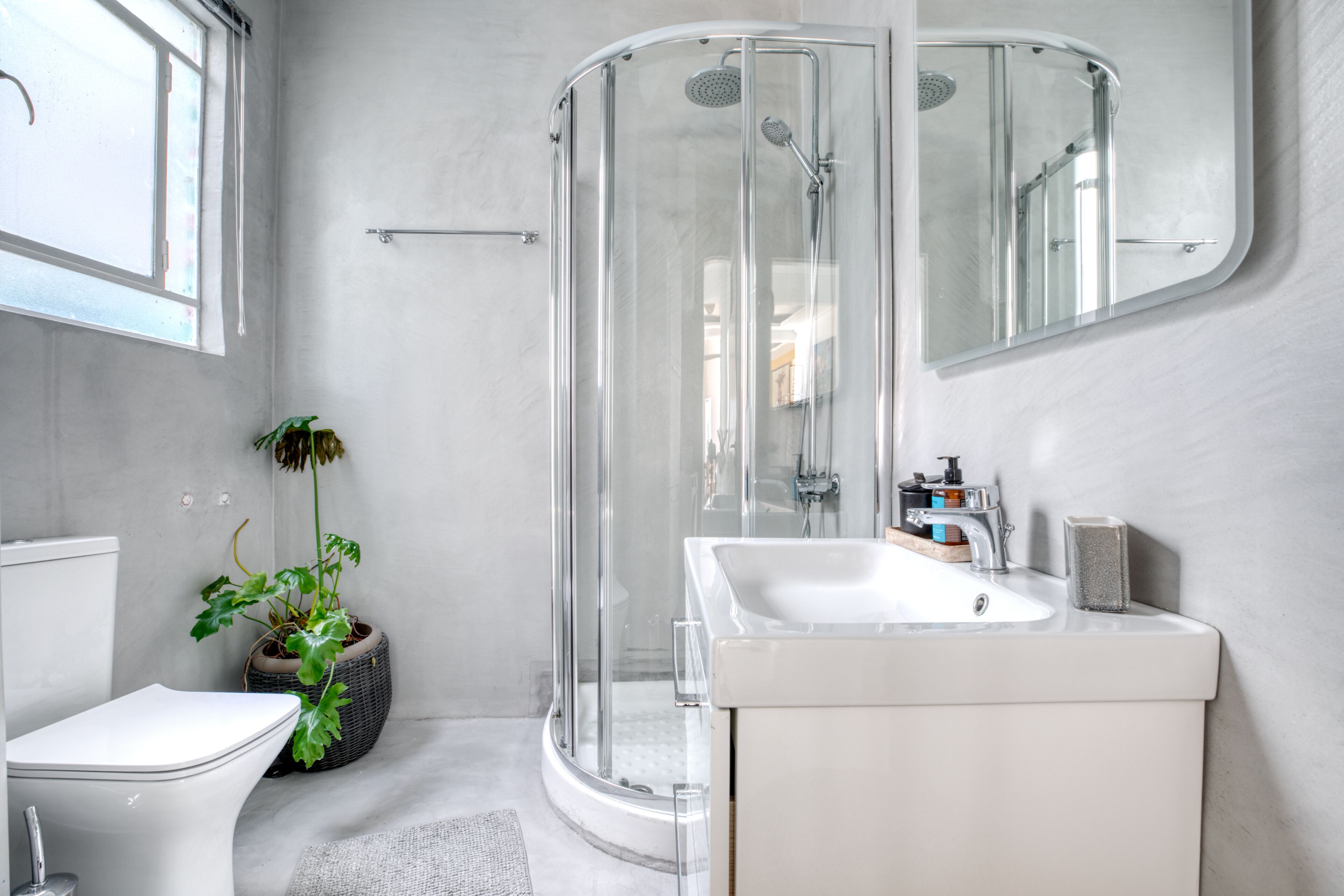 Three Bedroom Apartment | Banheiro | Chuveiro, ducha de hidromassagem, secador de cabelo, chinelos