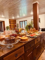 Pequeno-almoço preparado no momento diário incluído