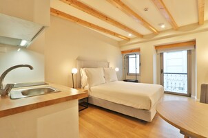 Estúdio Standard, 1 cama de casal, kitchenette | Cofre no quarto, secretária adequada para computadores portáteis 