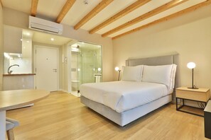 Estúdio Standard, 1 cama de casal, kitchenette | Cofre no quarto, com mobília individualizada 