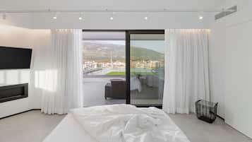 Penthouse Maisonette with Panoramic Mountain & Partial Lake view | Vista do quarto