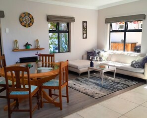 Casa de campo superluxo | Área de estar | TV de plasma 43 polegadas com canais a cabo, Netflix