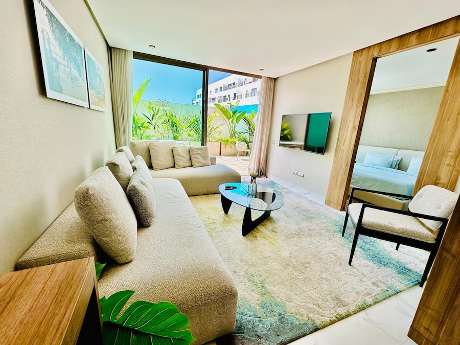Apartamento Deluxe, não fumadores, terraço | Sala de estar | Smart TV de 50 polegadas com canais via satélite, Netflix