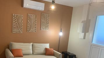 Apartamento | Sala de estar | Televisor de ecrã plano de 32 polegadas com canais digitais