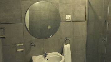 Apartamento | Casa de banho | Um polibã, toalhas fornecidas, papel higiénico