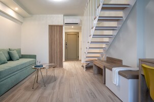 Suite Clássica, 1 cama king-size e sofá-cama, não fumadores, vista para a piscina | Cortinas/cortinados opacos, quartos insonorizados, Wi-fi grátis 