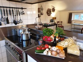 Bungalow, vários quartos, piscina privativa | Cozinha privada | Um frigorífico no espaço comum, um micro-ondas no espaço comum