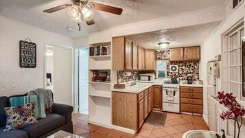 Casa, 1 cama queen-size (Flamingo Casita) | Cozinha privada | Um forno