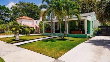 Casa, várias camas (Key Lime Bungalow 2 BD 1 BA with priv) | Exterior