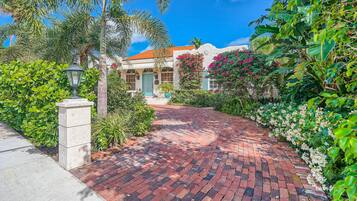 Casa, várias camas (Villa Gardenia Vacation Home New) | Terraço/pátio interior