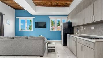 Apartamento conforto, 3 quartos | Cozinha privada | Frigobar, micro-ondas, cafeteira/chaleira, liquidificador