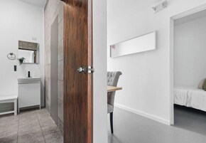 Apartamento, 2 quartos | Área de estar | Smart TV 50 polegadas com canais digitais, livros, aparelho de som