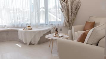 Quarto casal superior | 1 quarto, escrivaninha, espaço de trabalho para notebook
