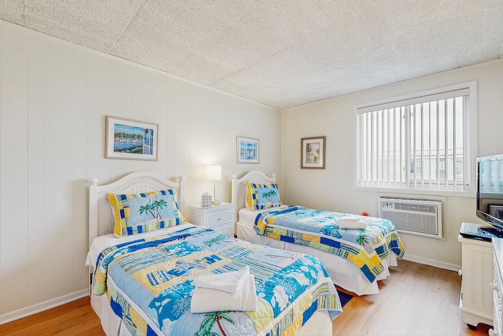 Fifth-floor Condo With Ocean View Balcony - Walk To Beach, Dining & Shopping - Maryland Beach, MD