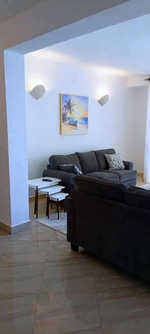 Apartamento Deluxe | Sala de estar | Smart TV de 24 polegadas com canais digitais 