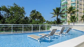 Apartamento | Piscina | Piscina exterior, da(s) 9:00 à(s) 22:00, guarda-sóis, espreguiçadeiras