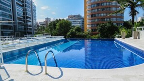 Piscina exterior, da(s) 9:00 à(s) 22:00, guarda-sóis, espreguiçadeiras
