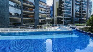 Apartamento | Piscina | Piscina exterior, da(s) 9:00 à(s) 22:00, guarda-sóis, espreguiçadeiras