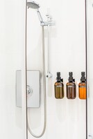 Apartamento clássico, vista para a cidade | Banheiro | Chuveiro, chuveiro com efeito de chuva, secador de cabelo 