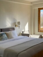 Quarto Duplo ou Twin Deluxe | Roupa de alta qualidade, camas de colchão pillowtop, cofre no quarto 