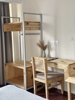 Quarto Duplo ou Twin Deluxe | Roupa de alta qualidade, camas de colchão pillowtop, cofre no quarto 