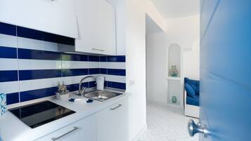 Quarto luxo | Cozinha privada | Geladeira grande, cooktop, chaleira elétrica