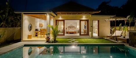 Fachada da propriedade à noite