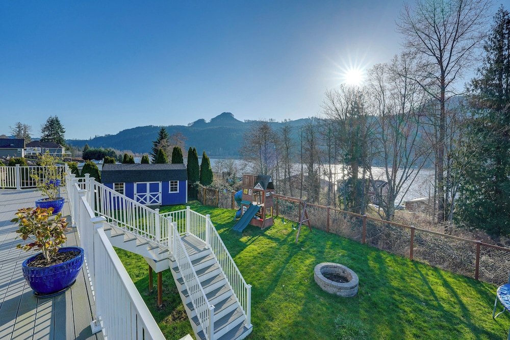 Stunning Mount Vernon Home W/ Big Lake Views! - Sedro-Woolley, WA