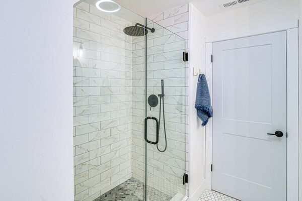 Westwood Cabin: Lake Almanor Across The Street! - Greenville, CA