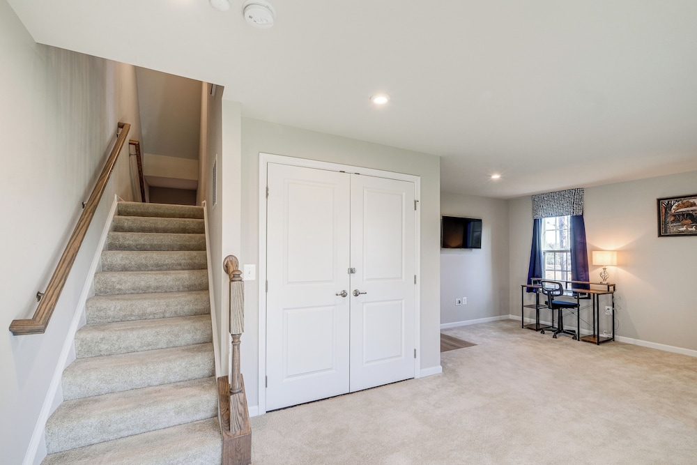 30 Mi To Downtown Dc: Charming Dale City Townhome! - Woodbridge, VA